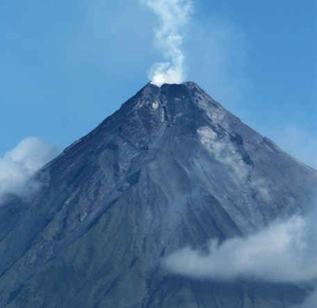 Filipino volcano alert: Deadly lava in spectacular flow - News ...