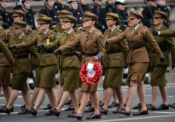 Royals remember the war dead: Duchess Kate, Prince Harry ...