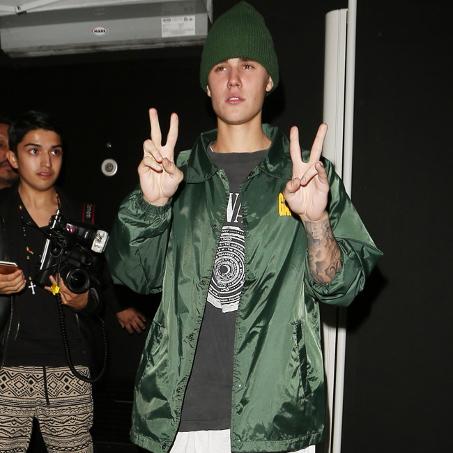 Hollywood Gossip: Justin Bieber 'touchy feely' with Kourtney Kardashian ...