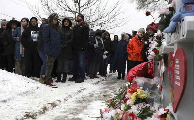 More than 1,500 attend vigil for Aurora shooting victims - News ...